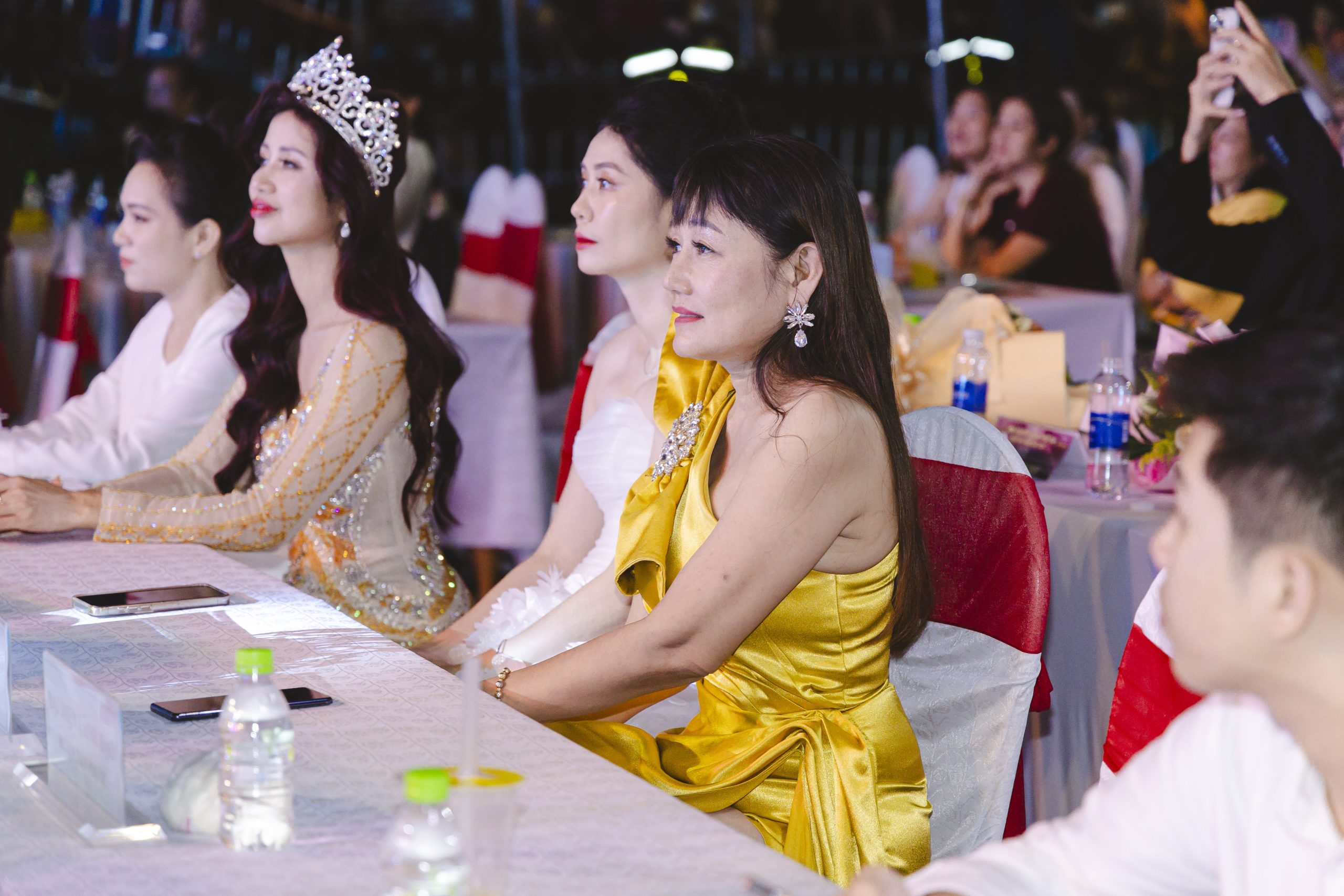 NGƯỜI ĐẸP HUỲNH THỊ HỒNG LINH GÓP MẶT TRONG ĐÊM BÁN KẾT CUỘC THI HOA ...