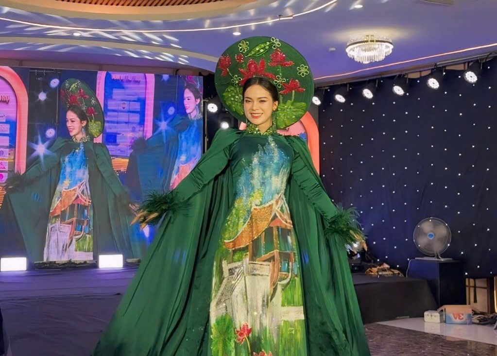 Hoa hậu Thanh Ngân trình diễn Vedette áo dài “Hương Thủ Đô” của NTK ...